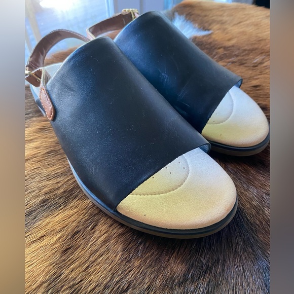 Clarks | Shoes | Clarks Leather Strap Sandals Black And Tan Sz 7 | Poshmark